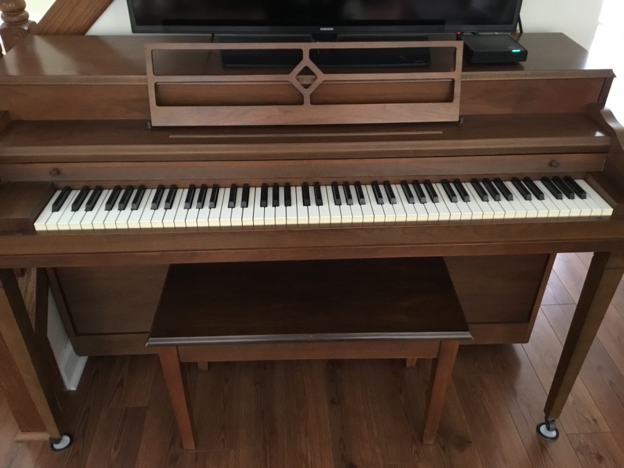 Piano For Sale in Philadelphia, Pennsylvania: Janssen spinet piano