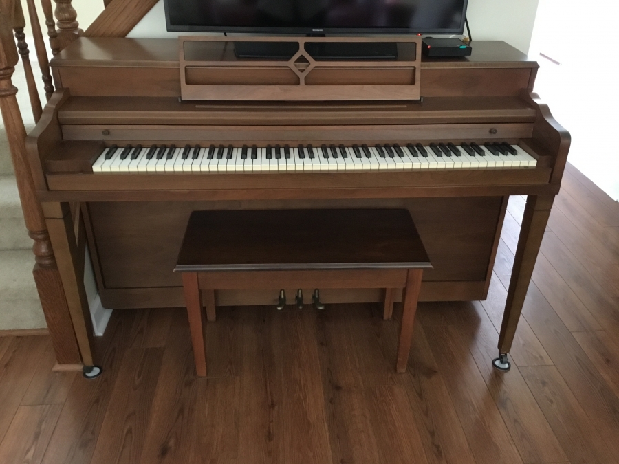 Piano For Sale in Philadelphia, Pennsylvania: Janssen spinet piano